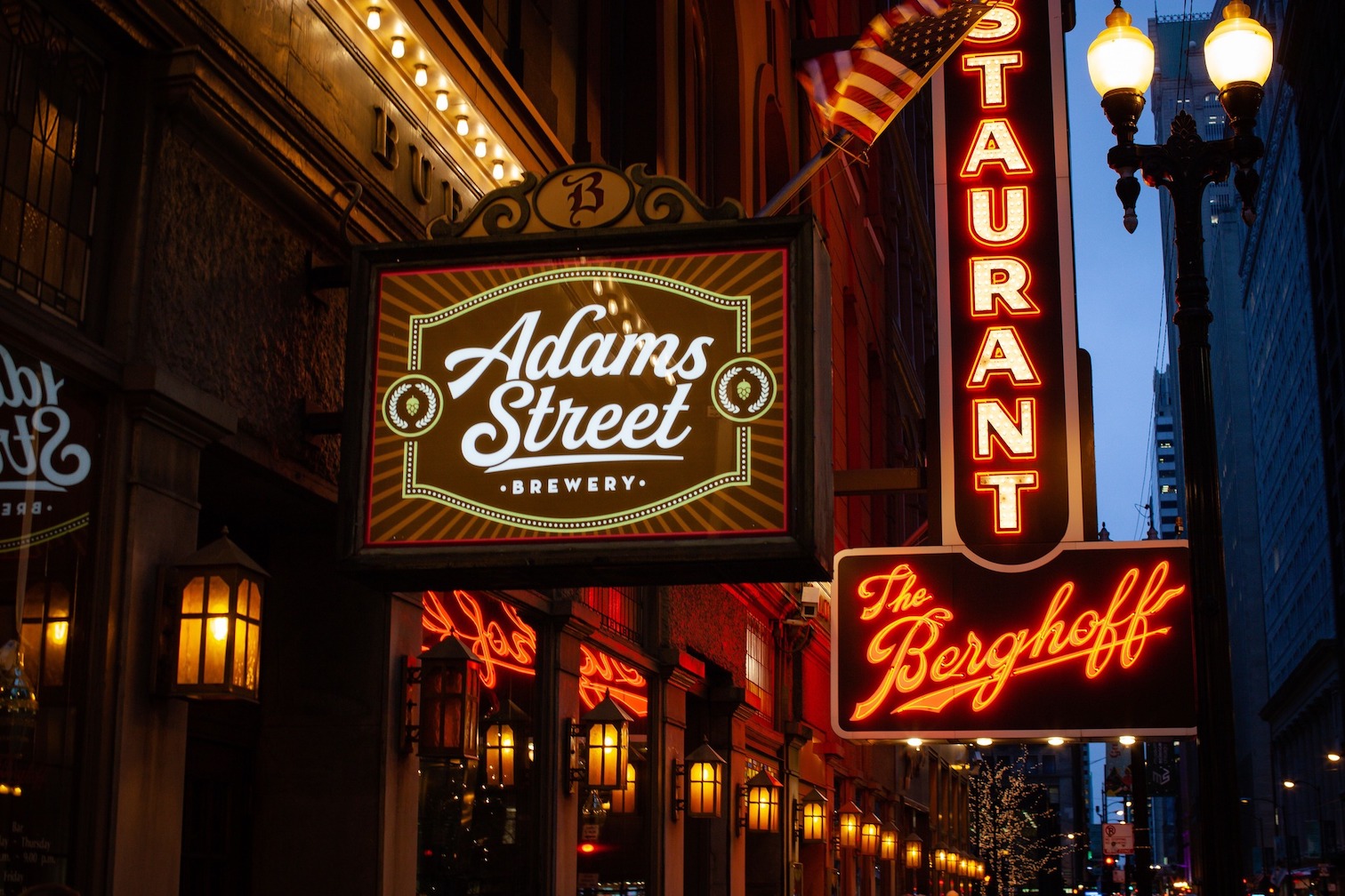 Chicago Scene: The classic restaurant experience includes Gibsons, Gene ...